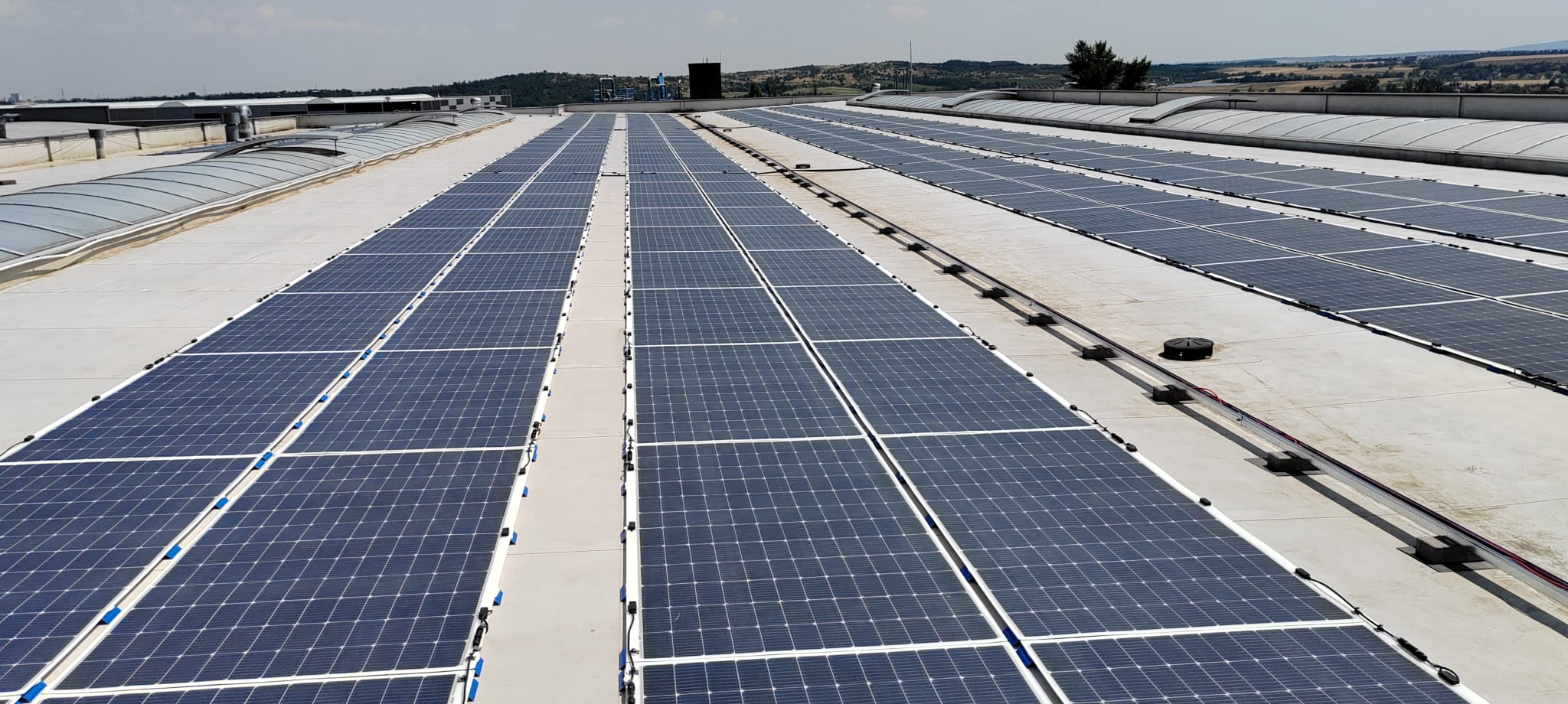 Lepené fotovoltaické panely jsou řešením pro málo únosné střechy ...